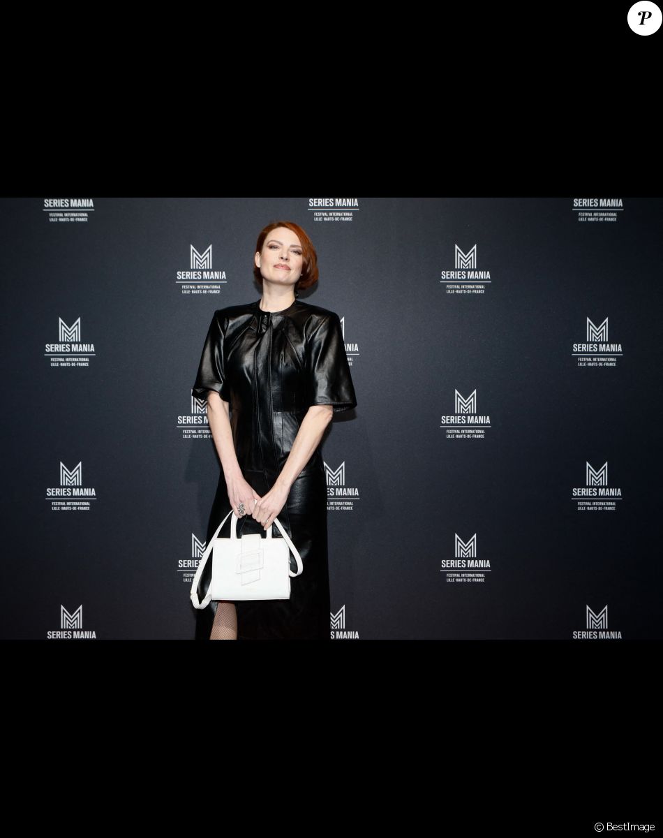 Elodie Frégé cavalière joyeuse et sexy dans une robe en cuir échancrée ...