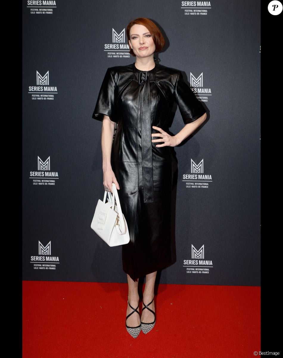 Elodie Frégé cavalière joyeuse et sexy dans une robe en cuir échancrée ...
