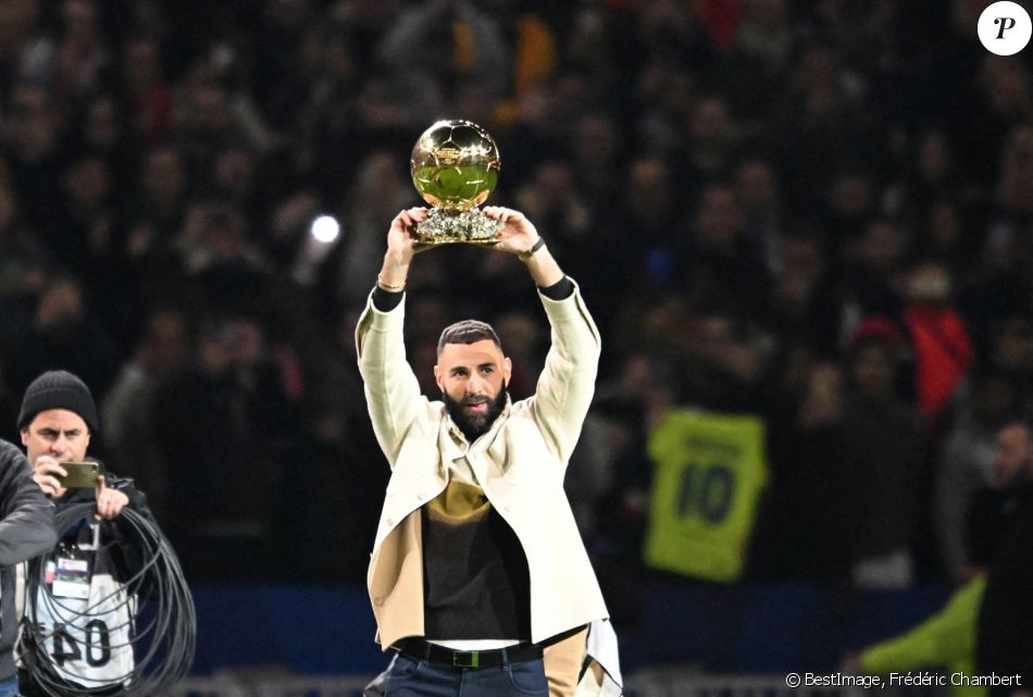Karim Benzema présente son Ballon d'Or aux supporters lyonnais à la mi ...