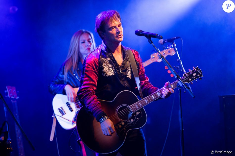 Exclusif - David Hallyday rend hommage à son père Johnny Hallyday, lors ...