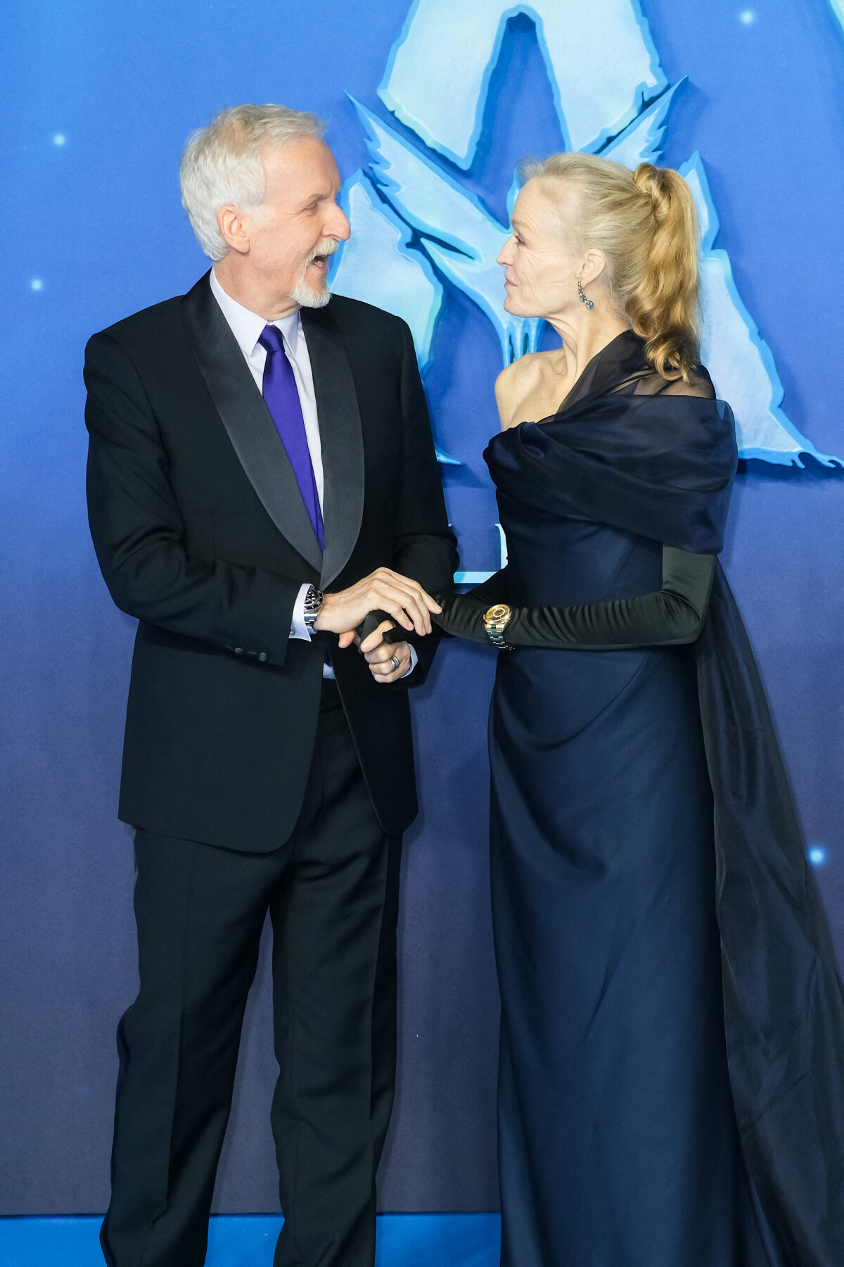 Photo : James Cameron and Suzy Cameron à la première du film "Avatar ...