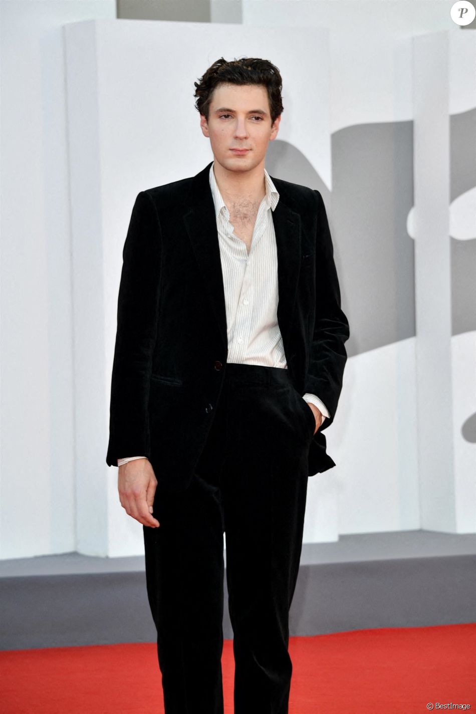 Vincent Lacoste à la première du film Illusions perdues lors du ...