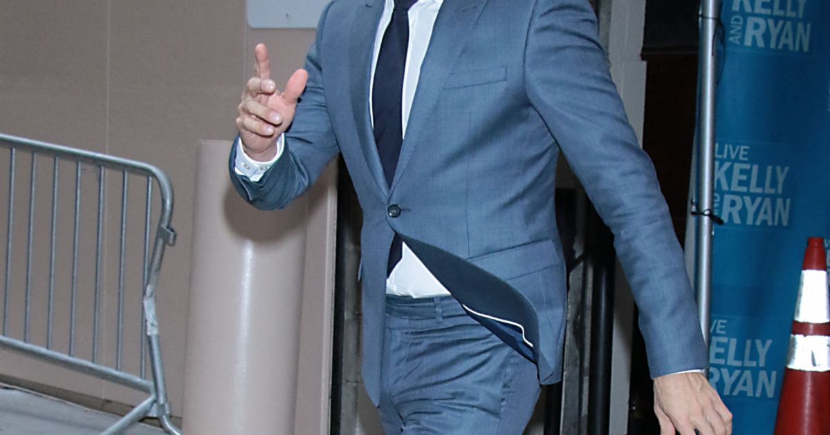 Jeremy Renner fait ma promotion du film Hawkeye au Live with Kelly ...