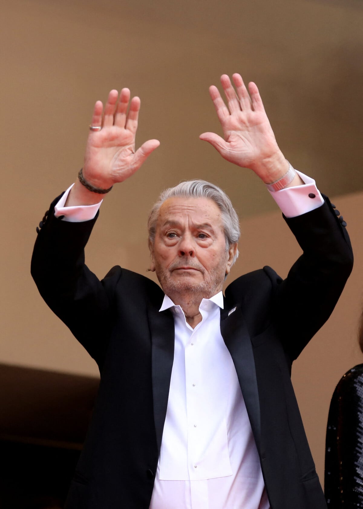 Photo : Alain Delon (avec un badge Paris Match d'une ancienne ...
