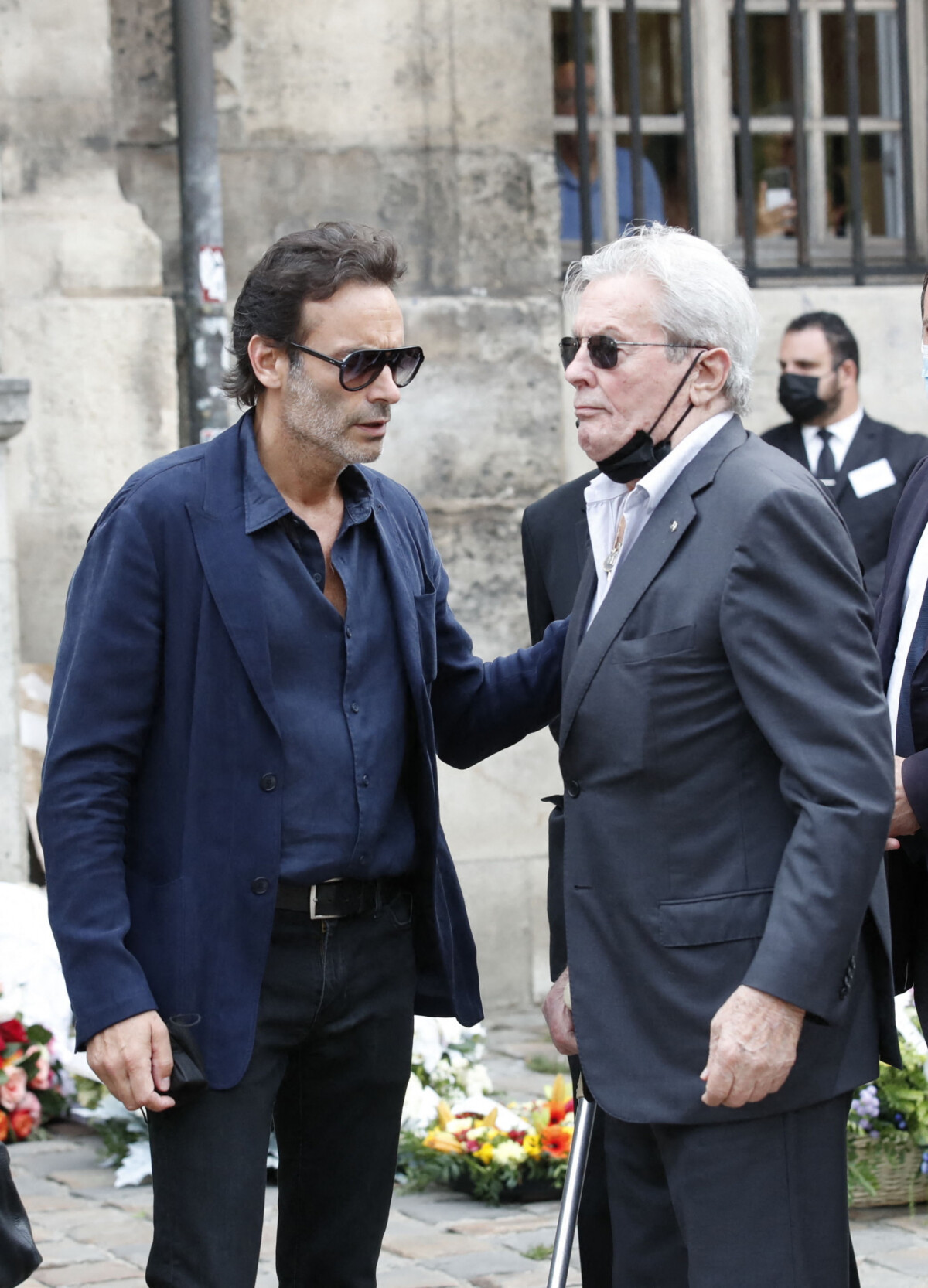 Photo : Alain Delon et son fils Anthony - Obsèques de Jean-Paul ...