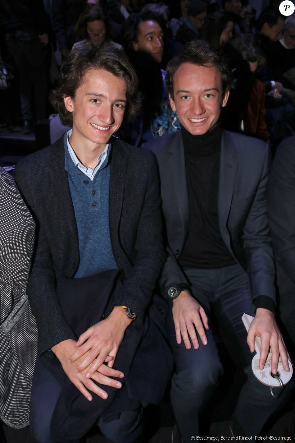 Jean Arnault et son frère Frédéric Arnault au Font Row du défilé Louis ...
