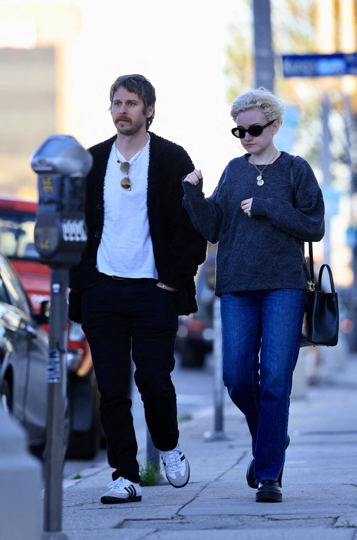 Photo : Exclusif - Julia Garner et son mari Mark Foster se promènent à ...