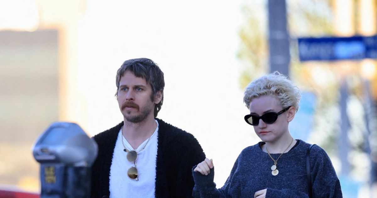 Exclusif - Julia Garner et son mari Mark Foster se promènent à Los ...