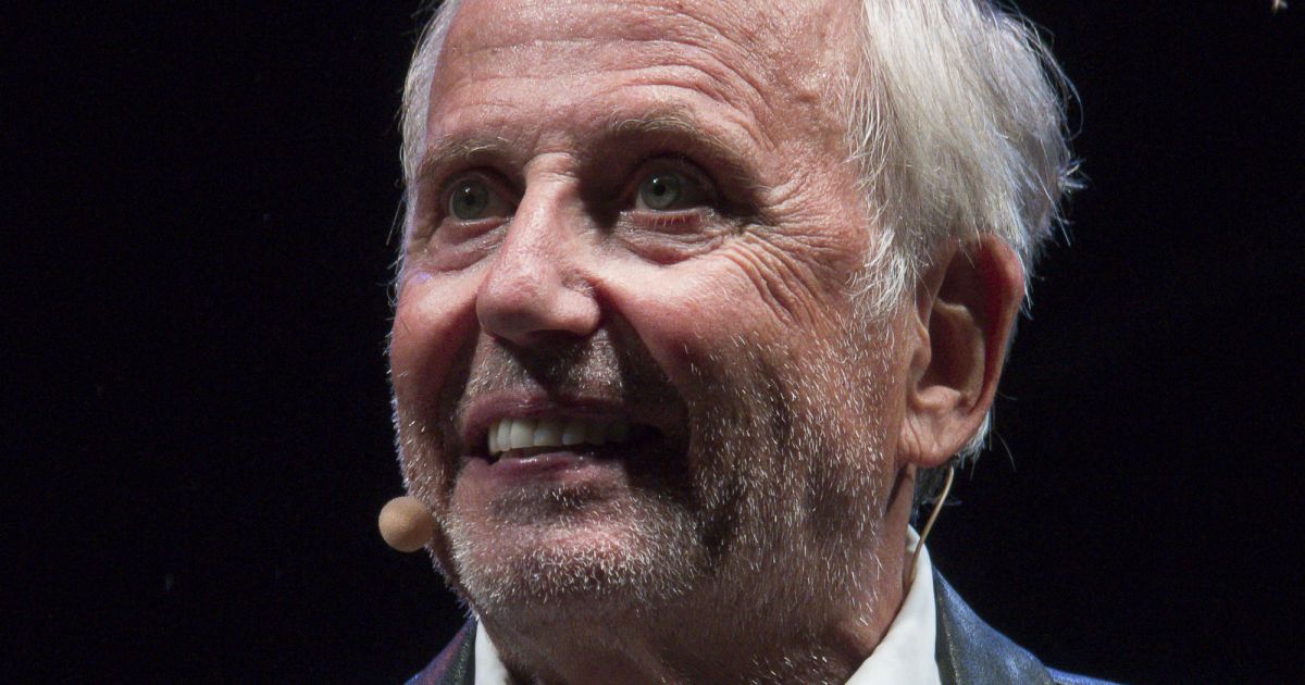 Fabrice Luchini sur scène raconte Des écrivains parlent d'argent lors ...