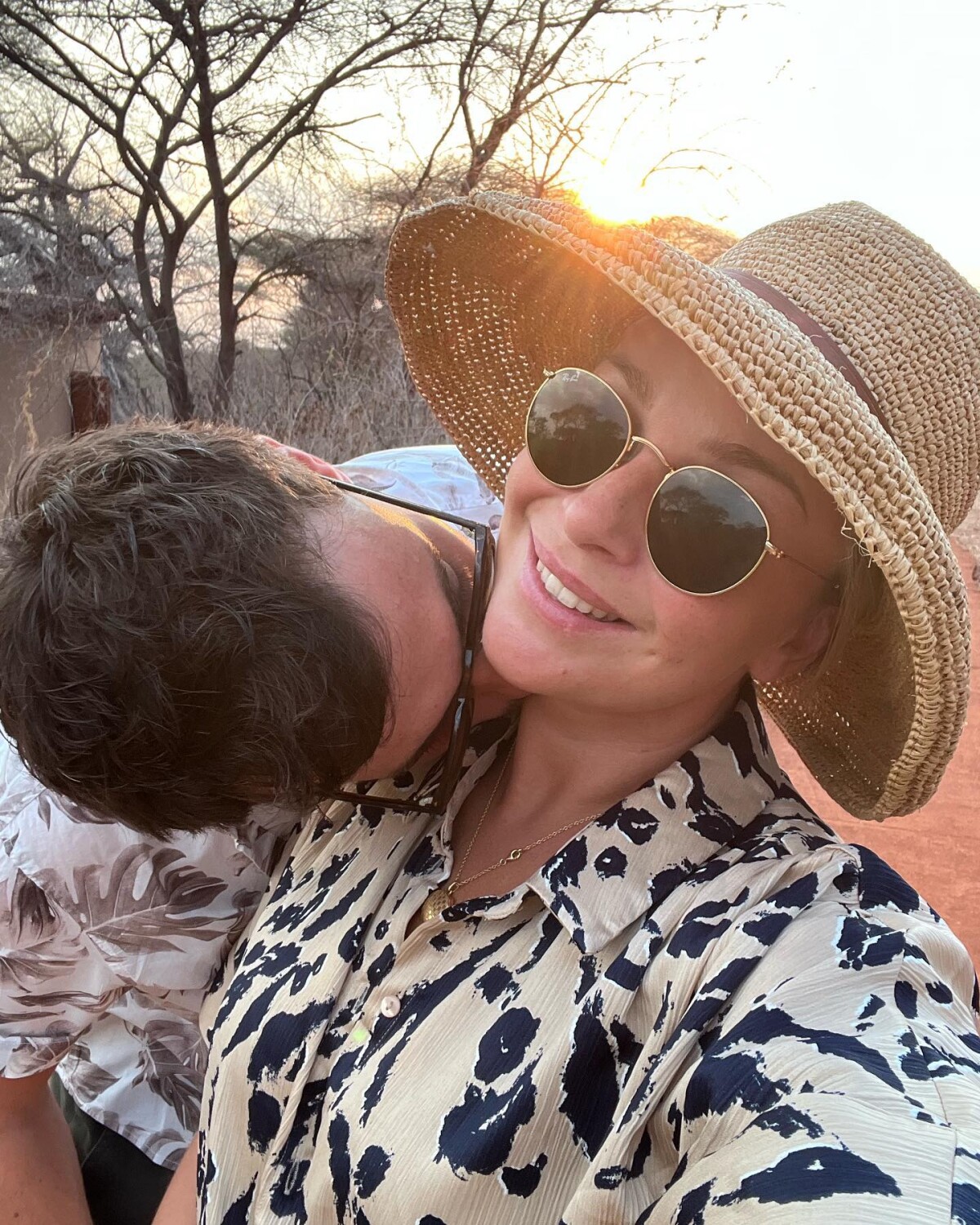 Photo : Cindy Poumeyrol et son mari Thomas en Afrique. - Purepeople
