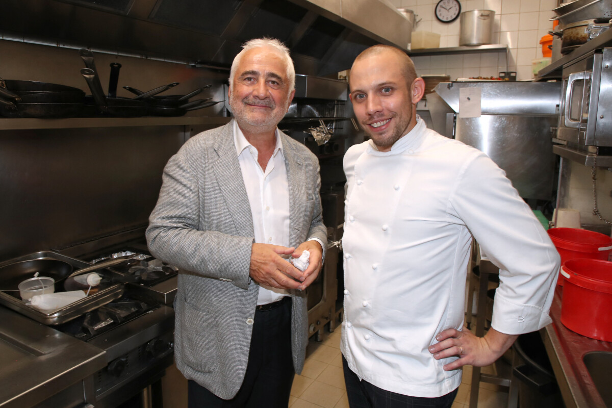 Photo : Exclusif - Le chef Irwin Durand (D) dans les cuisines avec son ...