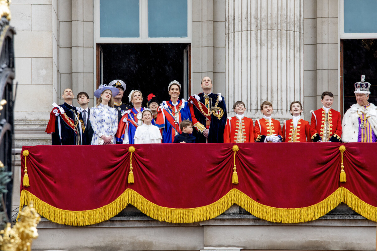 Photo : La famille royale britannique salue la foule sur le balcon du ...