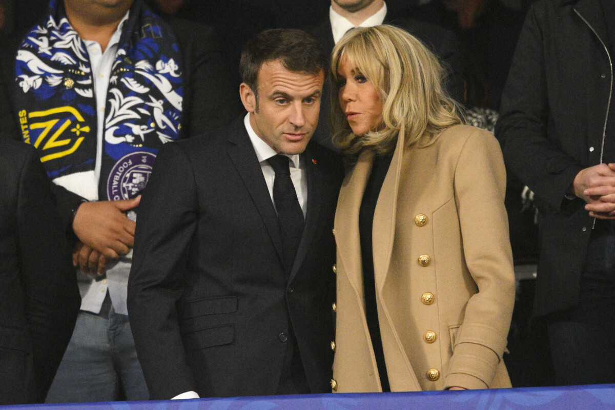 Photo : Emmanuel Macron et sa femme Brigitte lors du match de football ...