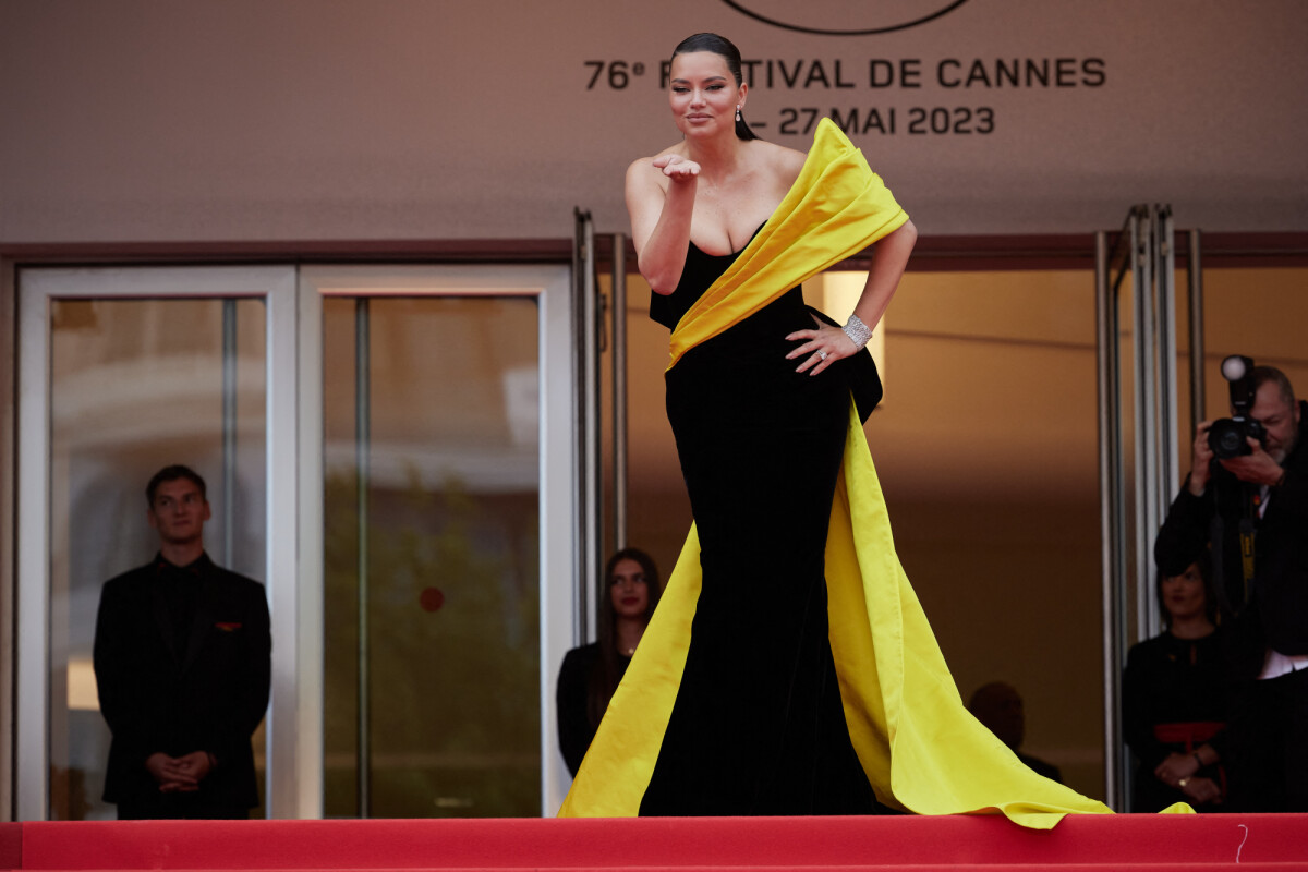 Photo : A côté de ces looks impressionnants, Adriana Lima paraissait ...