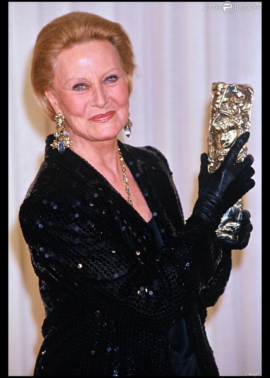 Michèle Morgan et son César d'honneur en 1992 - Purepeople