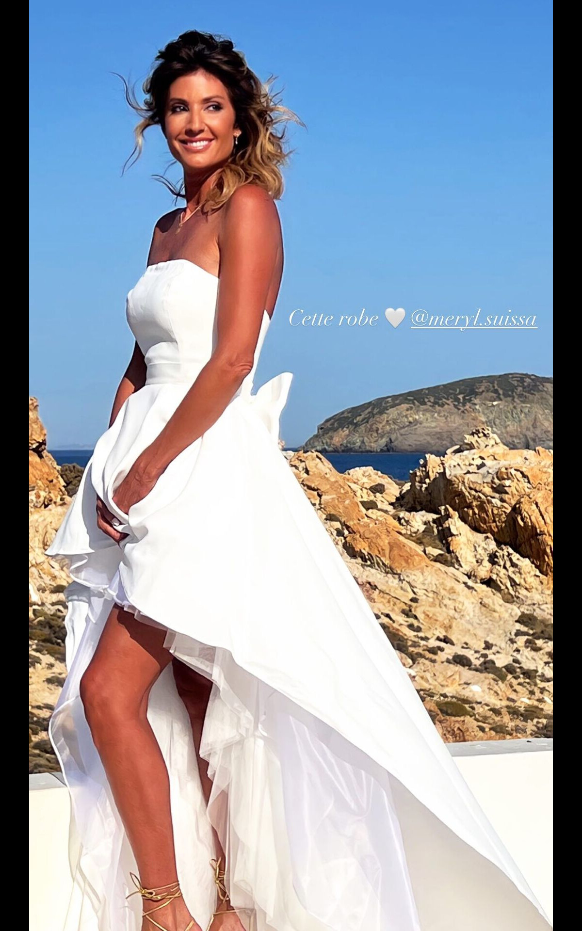 Photo : L'animatrice était vêtue d'une robe courte à longue traîne. Caroline Ithurbide a révélé ...