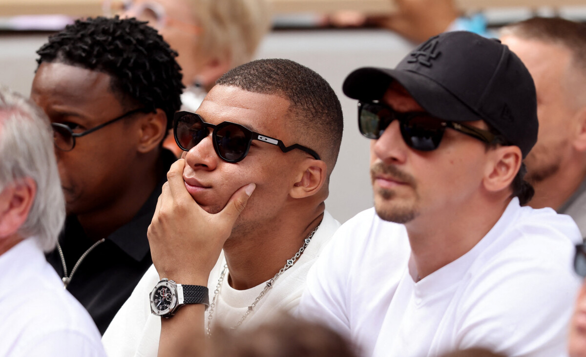 Photo : Kylian Mbappé et Zlatan Ibrahimovic - Célébrités en tribunes ... Photo : Kylian Mbappé et Zlatan Ibrahimovic - Célébrités en tribunes ...