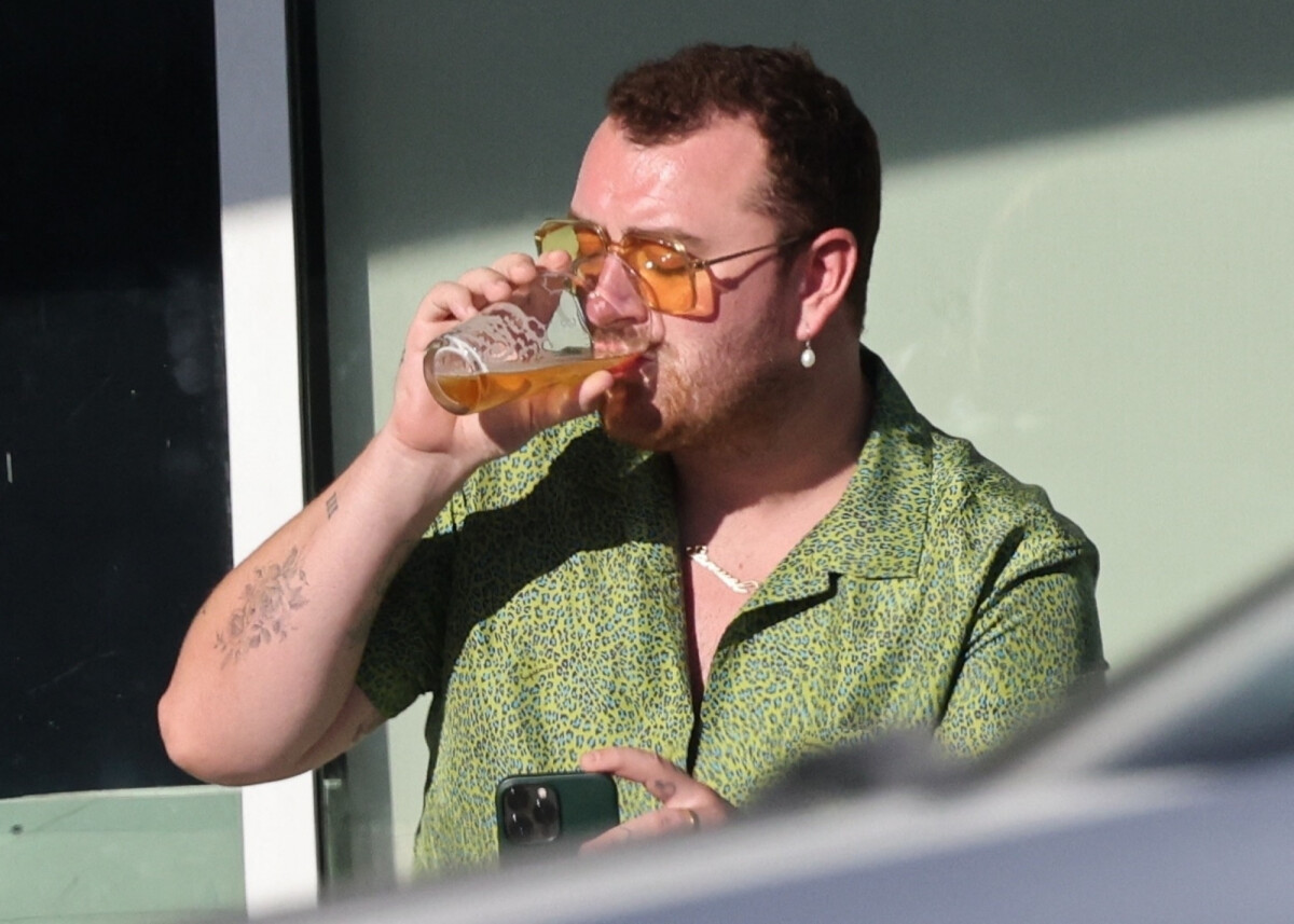 Photo : Et cache bien son jeu Exclusif - Sam Smith est sorti boire une ...
