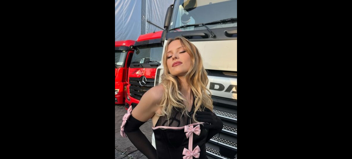 Vidéo : PHOTO Angèle topless, la chanteuse prend la pose avec son ...
