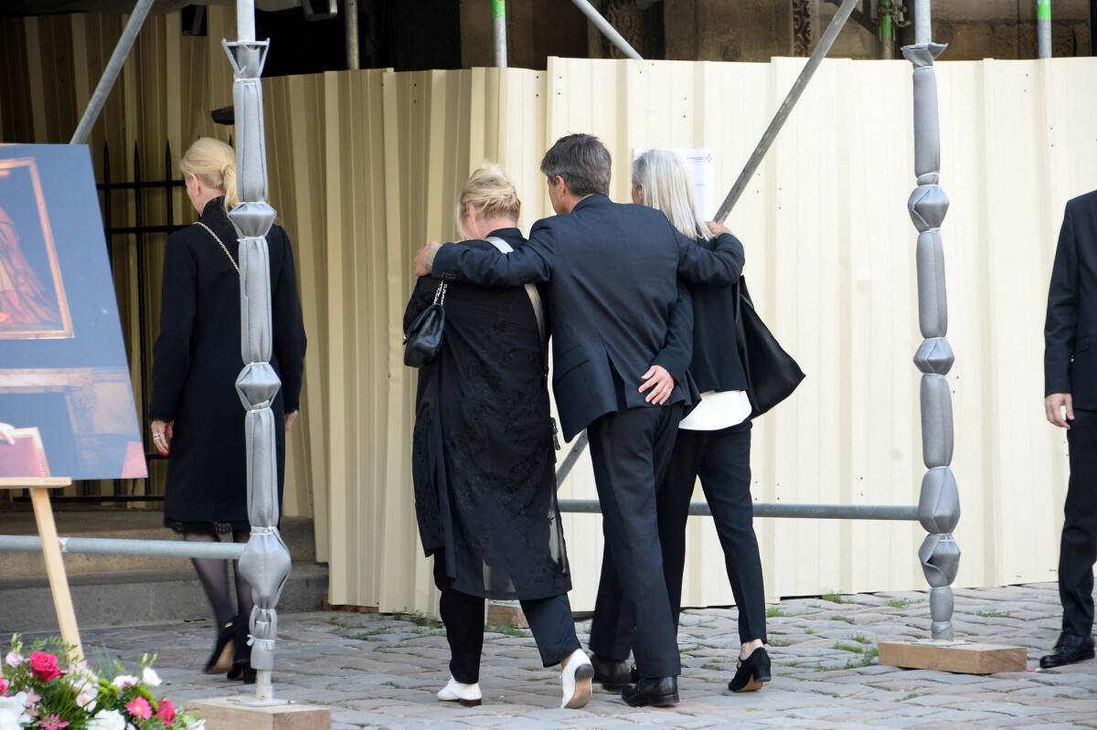 Photo : Marina, Emmanuel et Nathalie Carrère (Enfants de la défunte ...