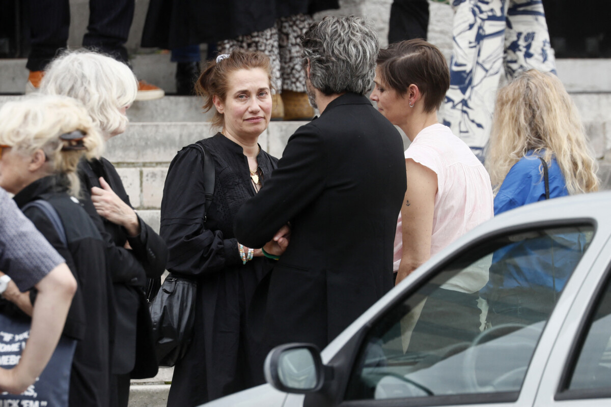 Photo : Emmanuelle Devos, Hélène Fillières et son mari Matthieu Tarot - Sortie des obsèques de ...