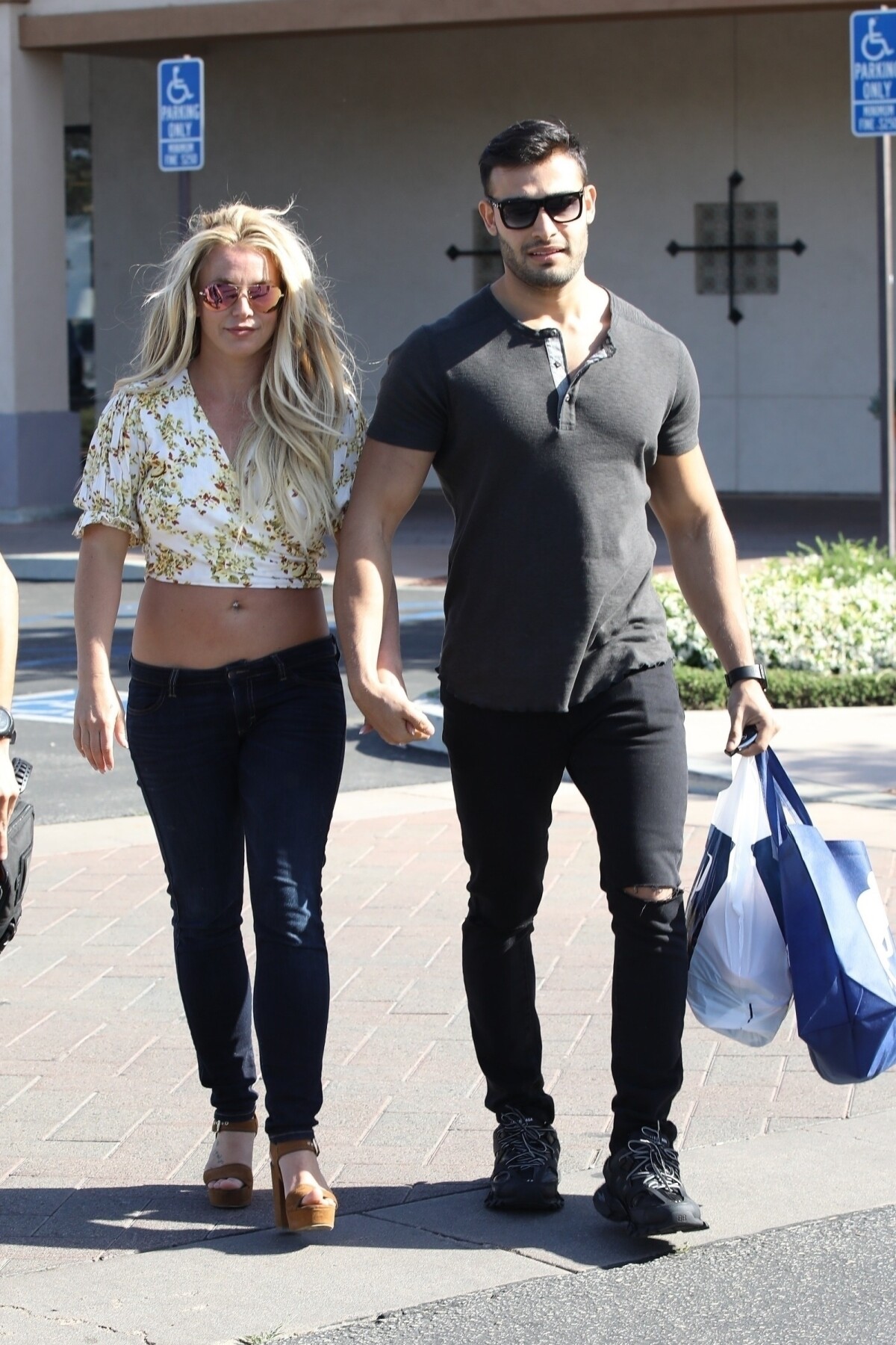 Photo : Britney Spears, souriante et rayonnante, se balade main dans la ...