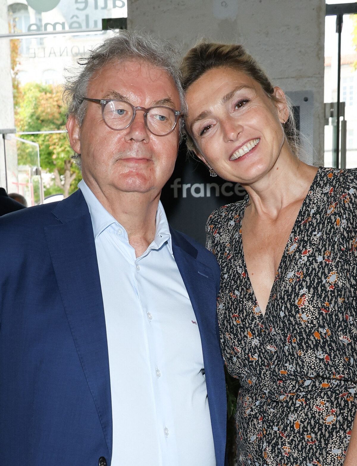 Photo : Julie a pu poser avec Dominique Besnehard Dominique Besnehard ...