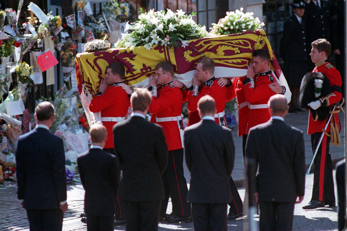 Photo : De dos : Le prince Charles, le prince Harry, le comte Charles ...