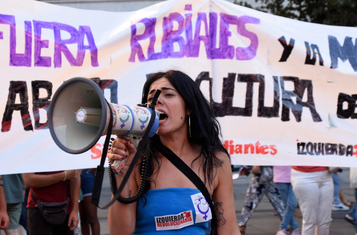 Photo : Des centaines de femmes réclament la démission de Luis Rubiales ...
