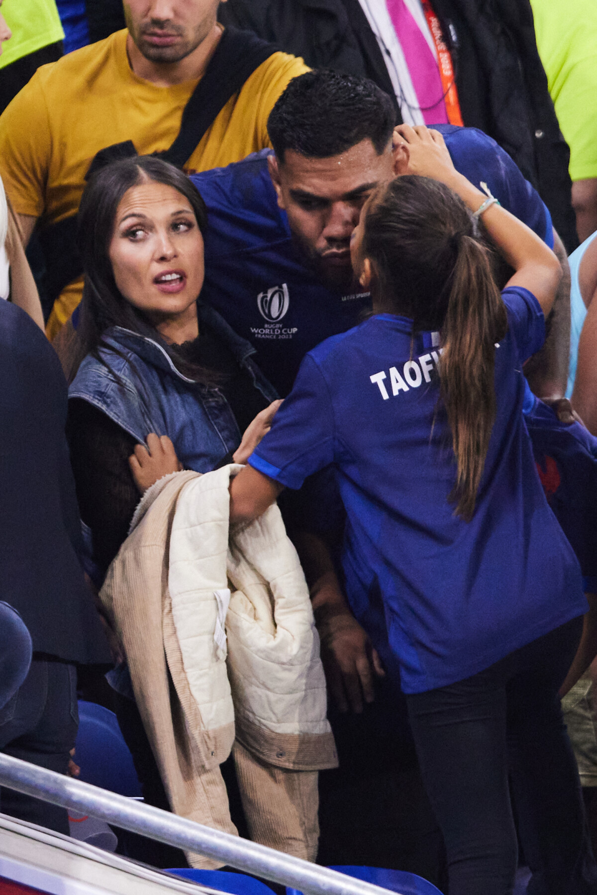 Photo : Romain Taofifenua, sa compagne Marie-Charlotte et leur fille ...