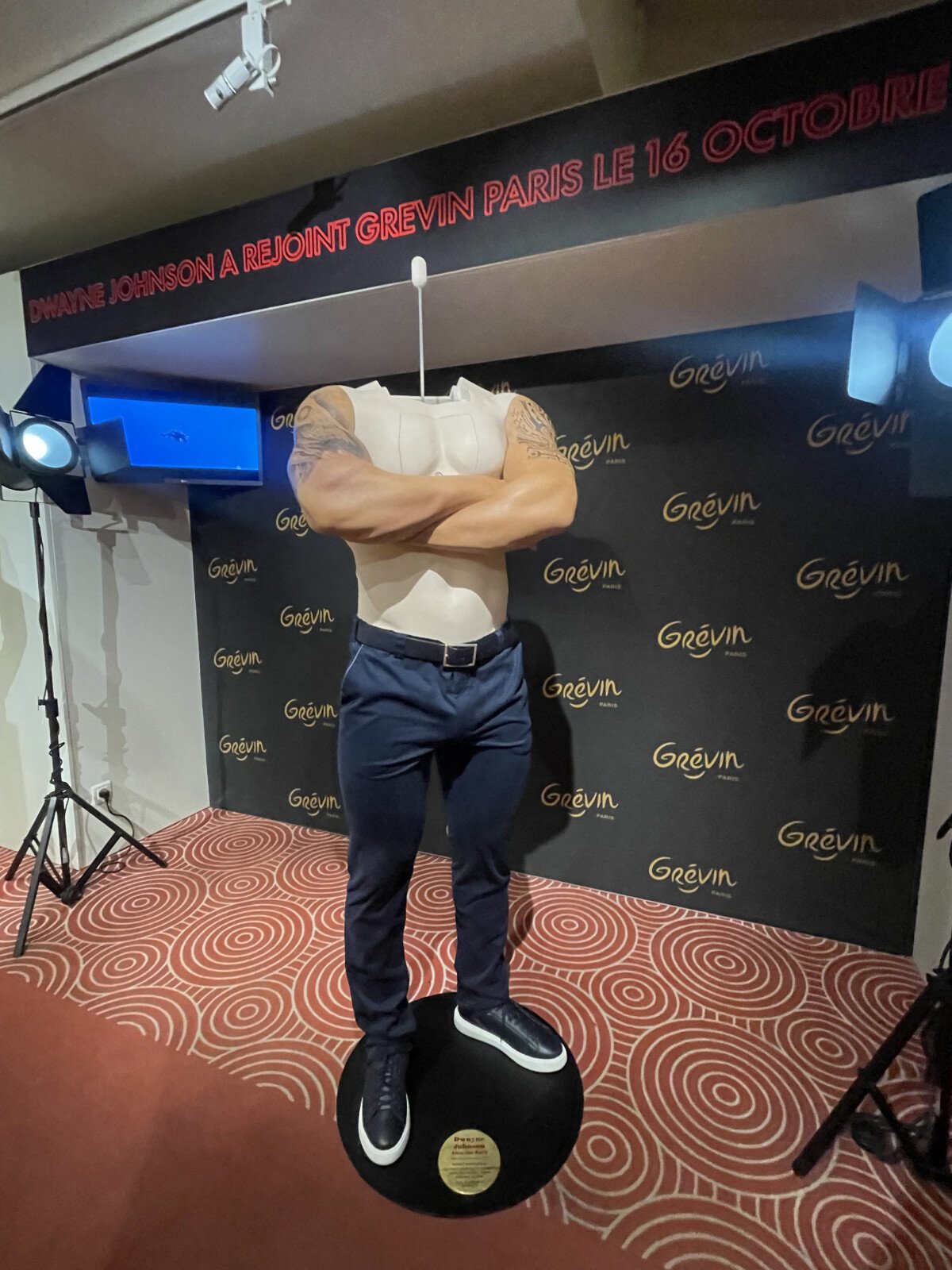Photo : La statue de Dwayne Johnson au musée Grévin n'a plus de tête ...