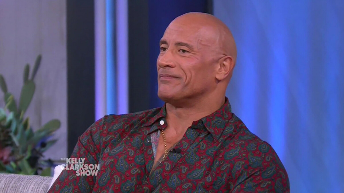 Photo : Dwayne "The Rock" Johnson et Pierce Brosnan sur le plateau de l ...