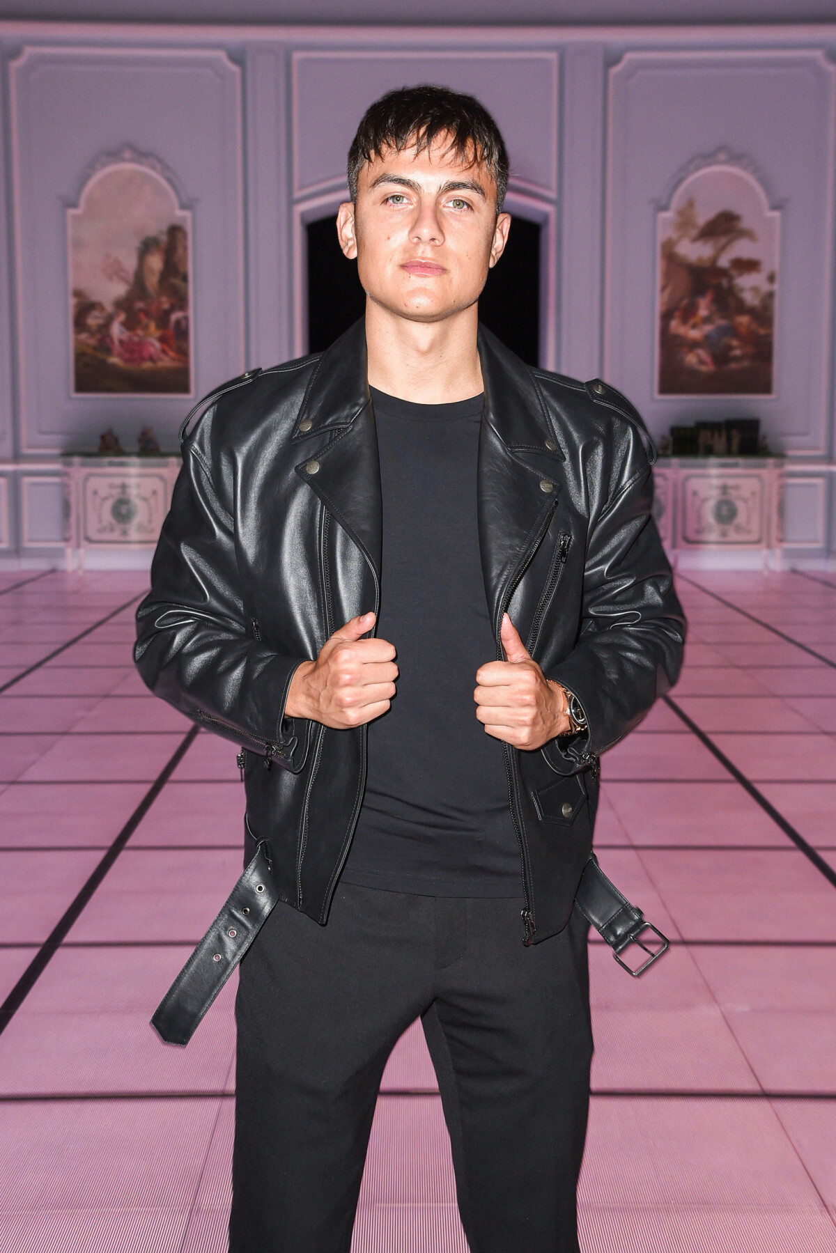 Photo : Paulo Dybala au front Row du défilé Moschino Collection Prêt-à ...