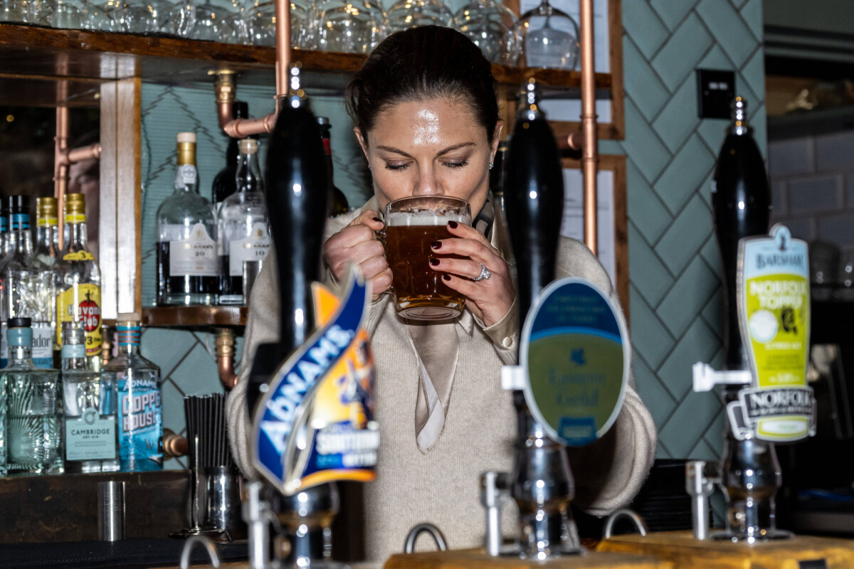 Photo : La princesse Victoria de Suède en visite au pub "The Three ...