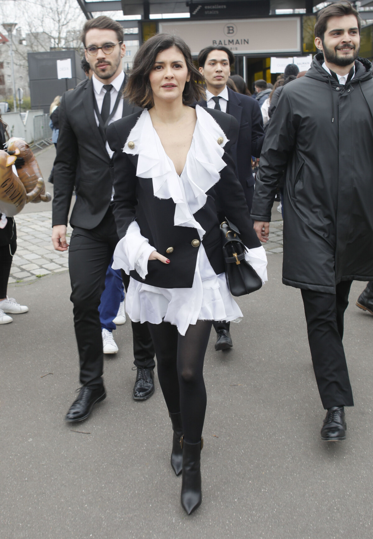 Photo : Mais le public est désormais ravi. Audrey Tautou - Défilé de ... Photo : Mais le public est désormais ravi. Audrey Tautou - Défilé de ...