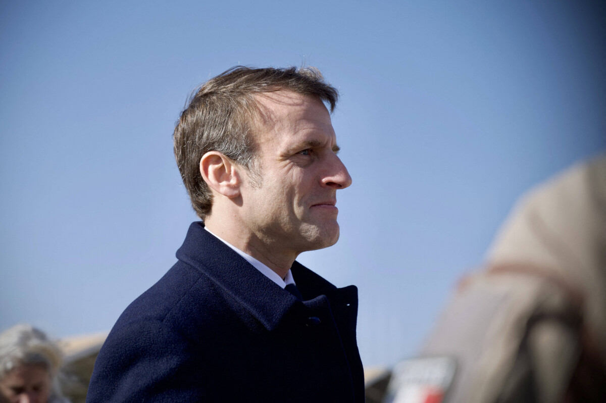Photo : Le président français Emmanuel Macron visite la base aérienne ...