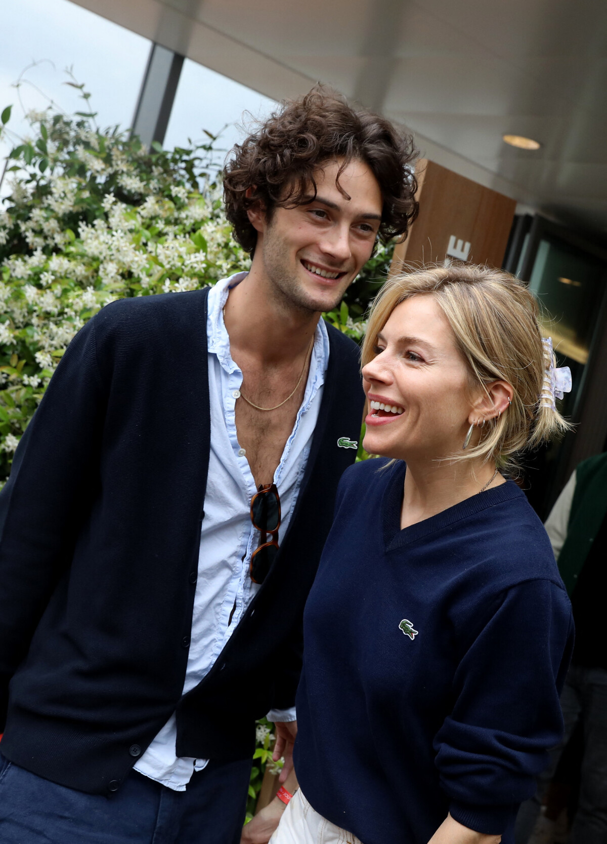 Photo : Sienna Miller et son compagnon Oli Green au village lors des ...