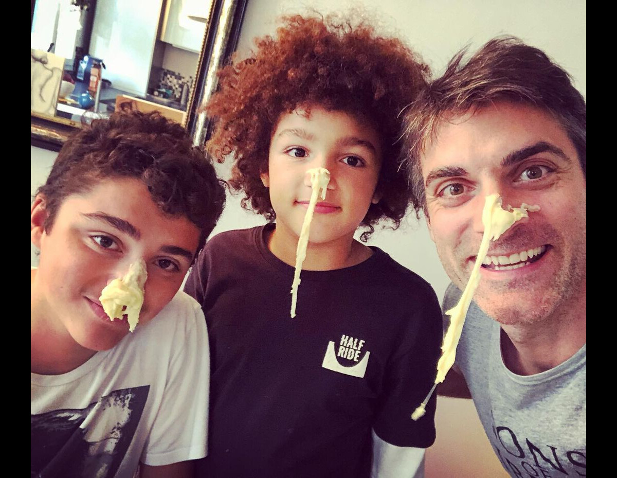 Photo : Gil Alma s'amuse en cuisine avec ses enfants Sacha et Charlie ...