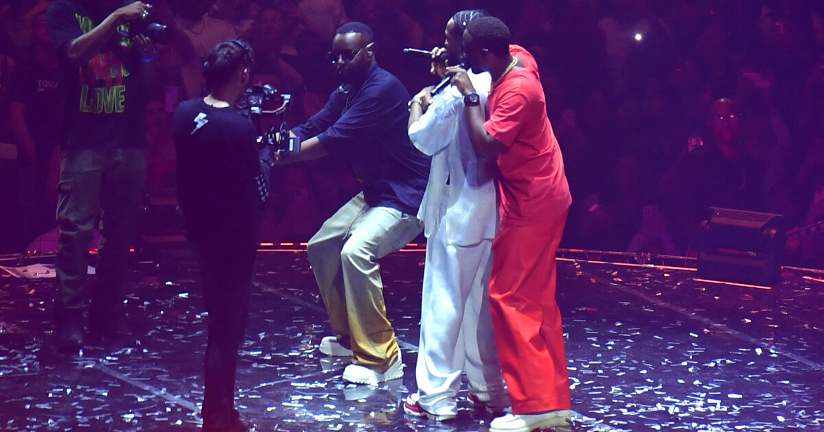 PHOTOS Gims interrompt le concert de son petit frère Dadju pour offrir ...