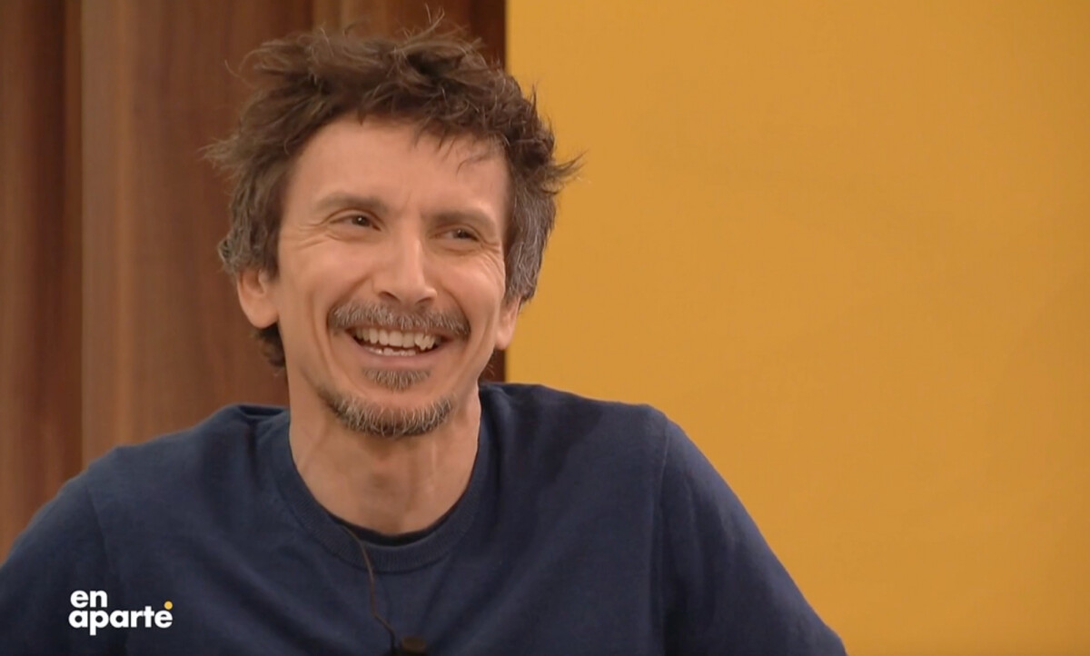 Photo : Arnaud Tsamère sur le plateau d'"En Aparté" pour évoquer sa vie ...