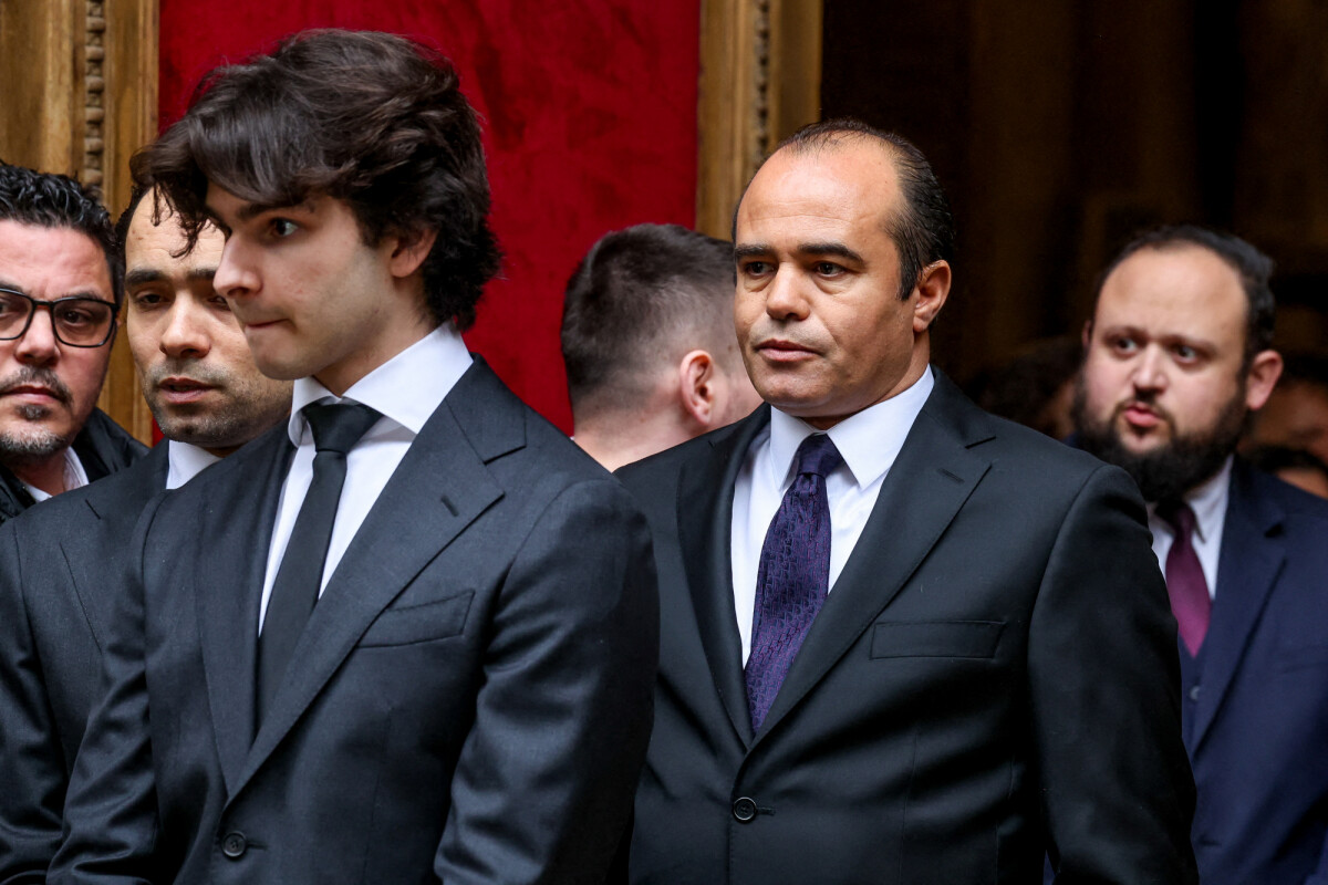Photo : Guest, Saïd Kasmi-Mitterrand (fils du défunt) - Obsèques de l ...