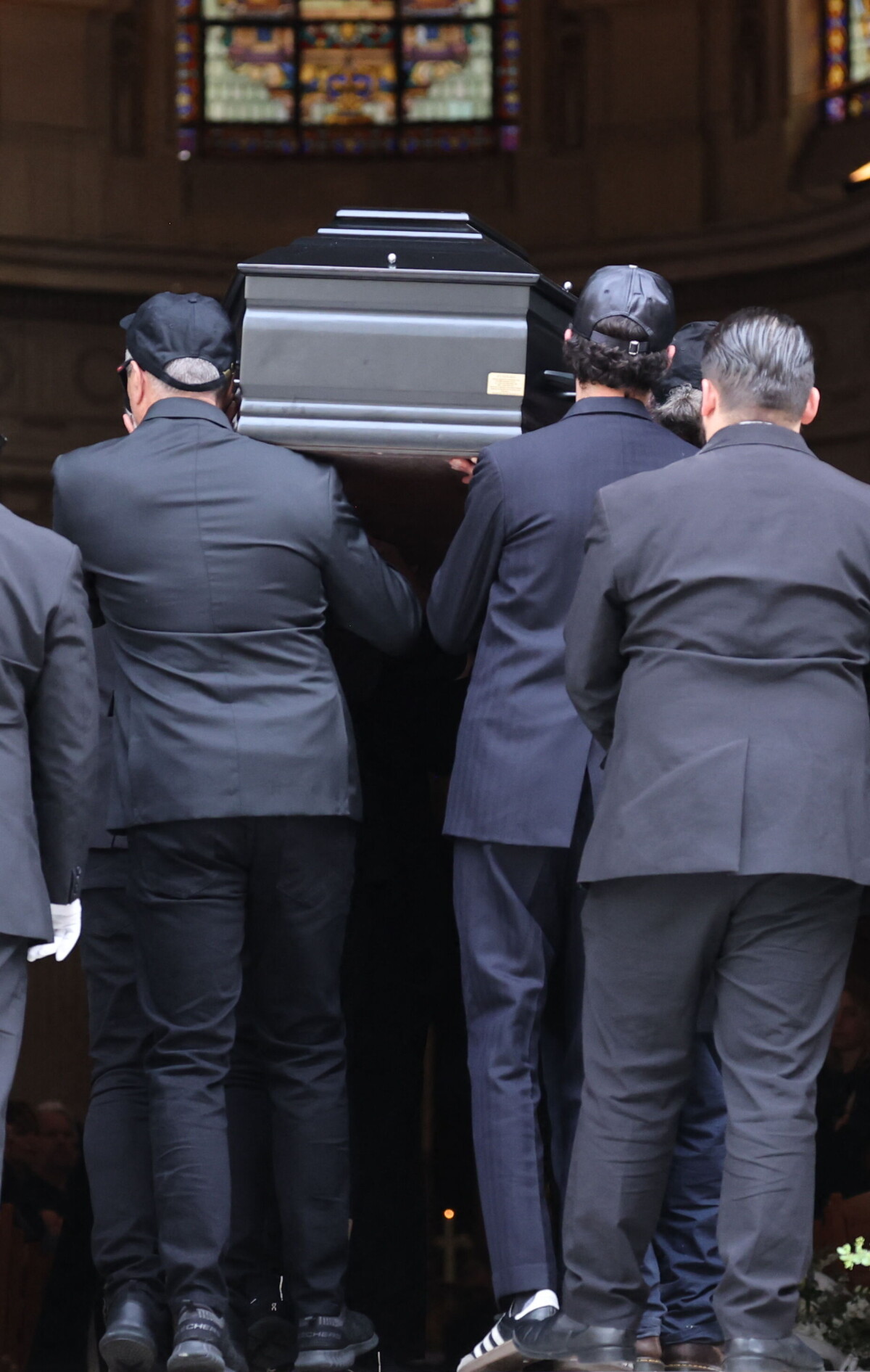 Photo : entrée du cercueil à l'église pour les obsèques de Jean-Yves Le ...