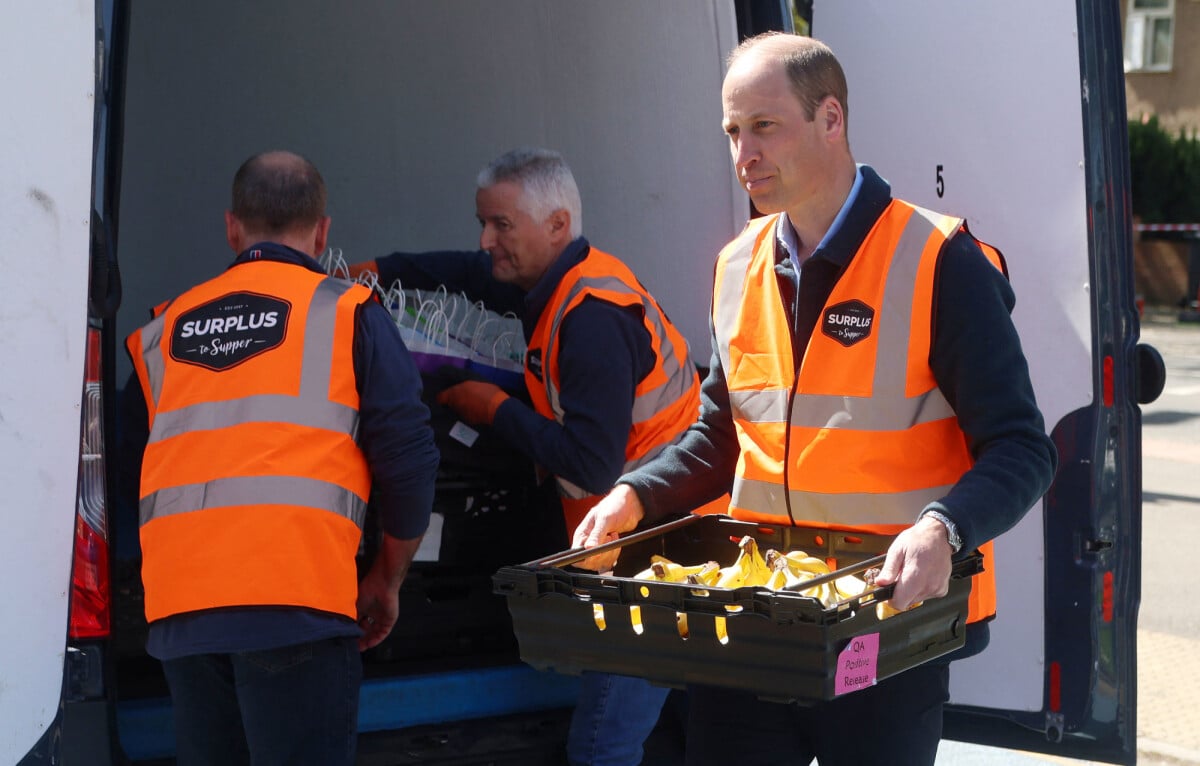 Photo : Le prince William, prince de Galles, prête main forte lors d ...