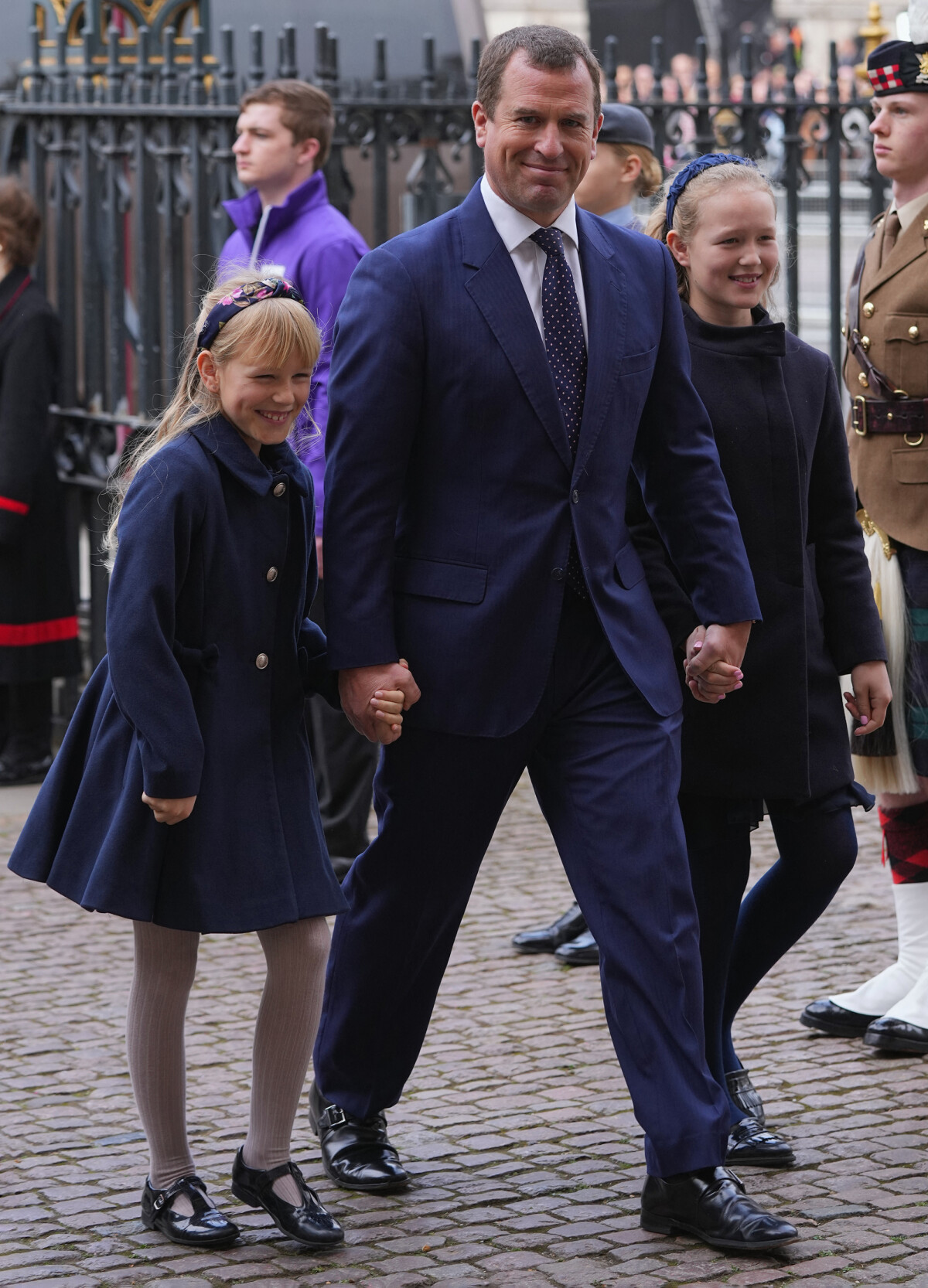 Photo : Isla, Peter et Savannah Phillips lors du service d'action de ...