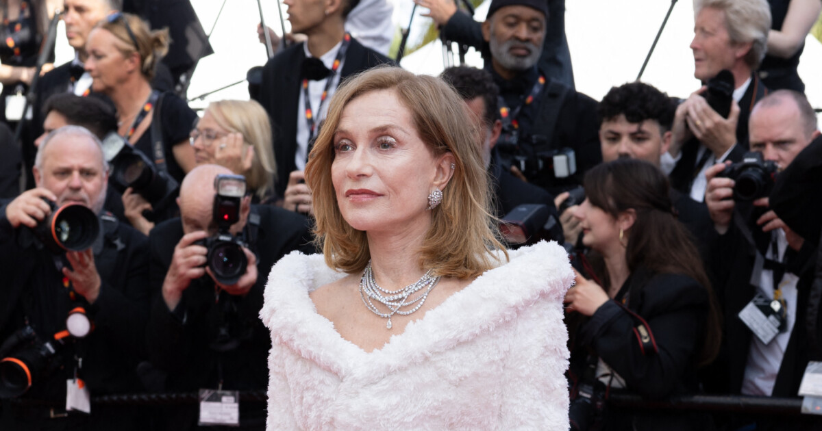 Isabelle Huppert en peignoir sur la Croisette ? Elle surprend sur le ...