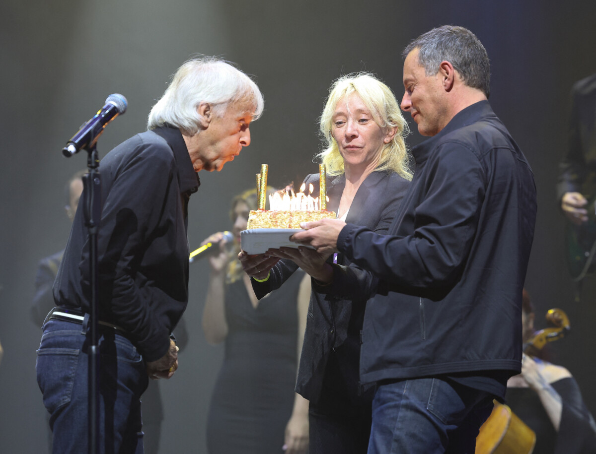 Vidéo : PHOTOS 80 ans de Dave sur scène avec son mari Patrick, Marc ...