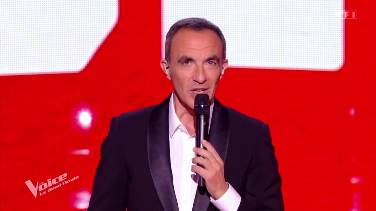 Photo : Nikos Aliagas sur le plateau de "The Voice 2024" - Purepeople