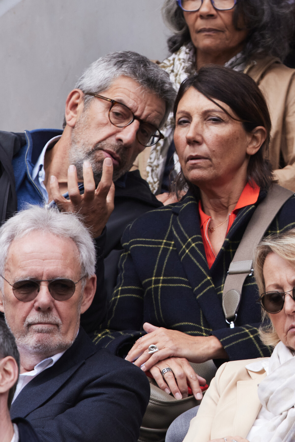 Photo : Michel Cymes avec sa femme Nathalie dans les tribunes des ...
