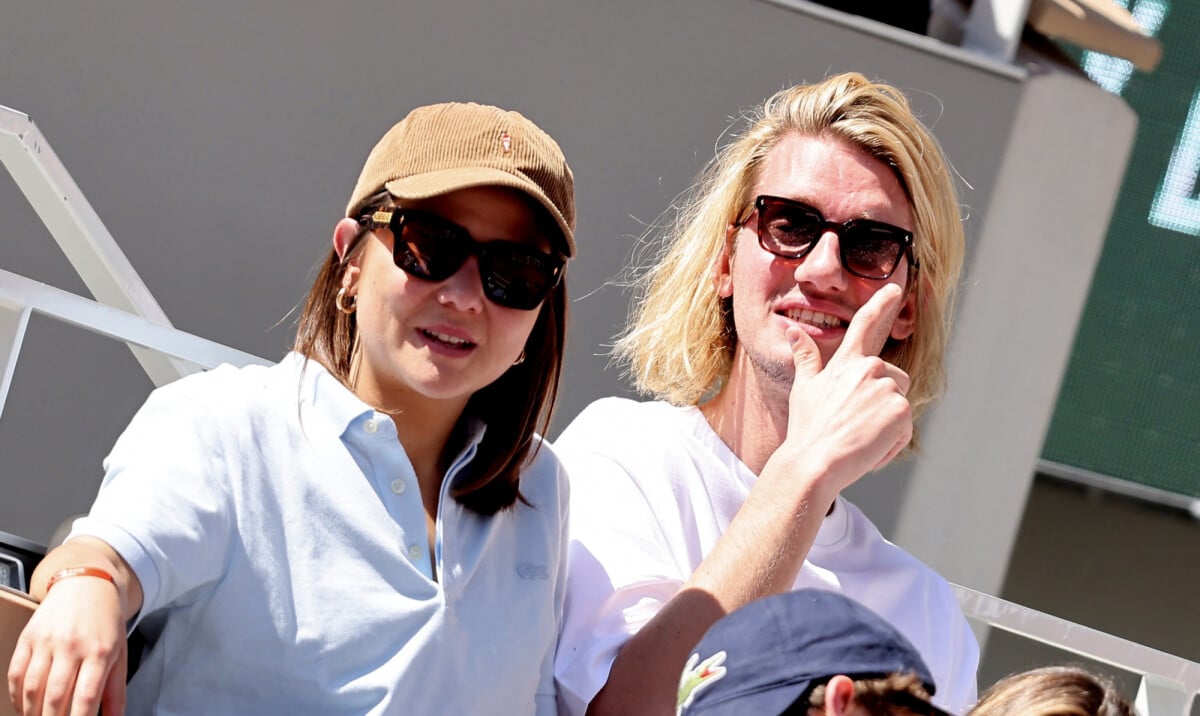 Photo : Laura Felpin et Paul Mirabel - Célébrités dans les tribunes des ...