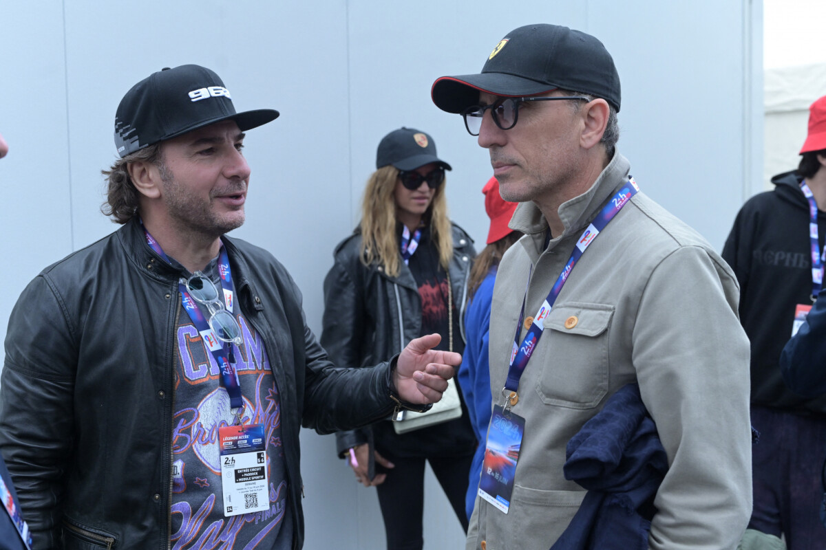 Photo : Michaël Youn et Gad Elmaleh lors des "24H du Mans 2024", le 15 ...